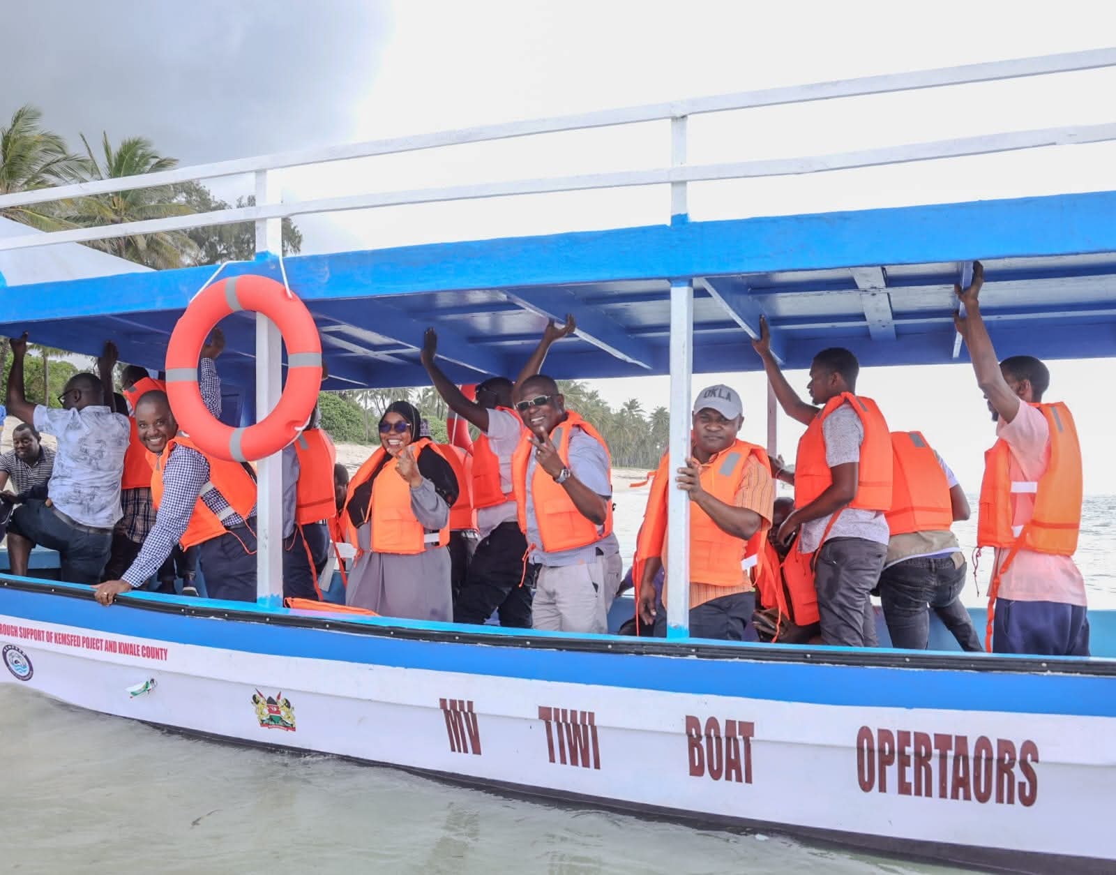 Wavuvi na wahudumu wa baharini wakabidhiwa boti na vifaa vya uvuvi ...